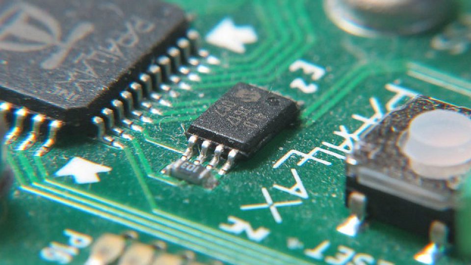 Apa itu EEPROM? Cara Kerja & Keunggulan EEPROM